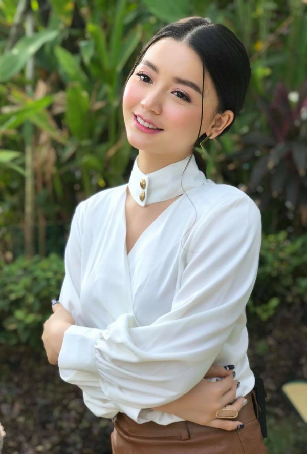 ဖြူဖွေးနုဖက်နေတဲ့ အသားအရေလေးတွေ ပေါ်လွင်ကာ ကြွေရက်စရာကောင်းလောက်အောင် လှရက်လွန်းနေတဲ့ ခင်ဝင့်ဝ ...