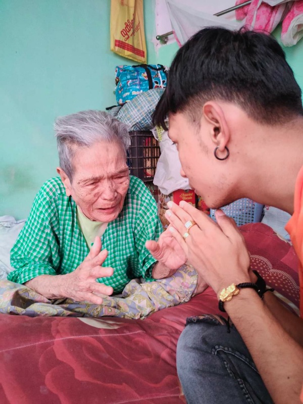 အိမ်လခမပေးနိုင်လို့ အထုပ်ဆွဲပြီး လမ်းဘေးထွက်နေရတော့မယ့် သားအမိနှစ်ယောက