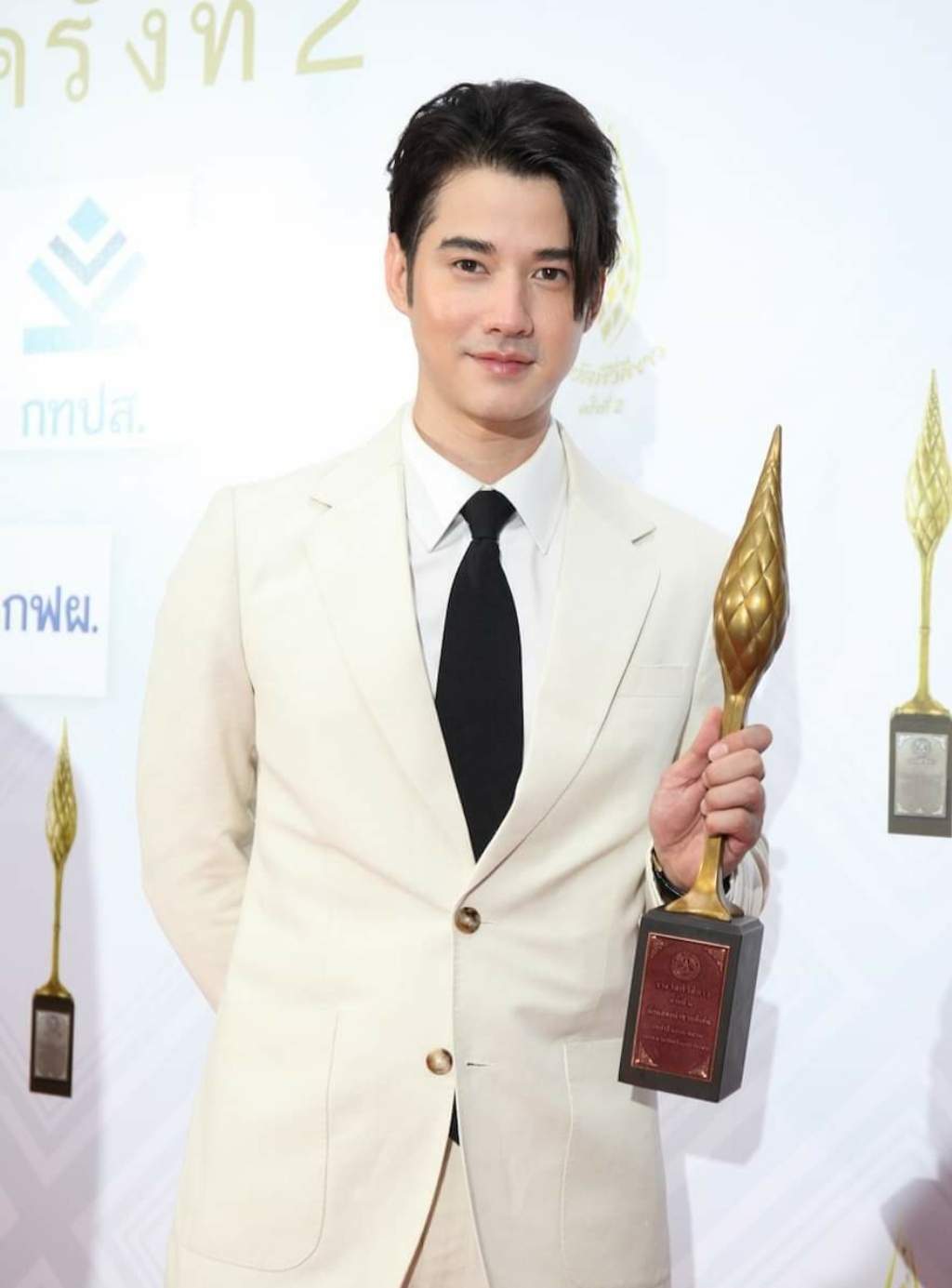 အကောင်းဆုံး အမျိုးသားဇာတ်ဆောင်နှင့် အမျိုးသမီးသရုပ်ဆောင်ဆုကို ရရှိခဲ့တဲ့ Mario Maurer နှင့ ...