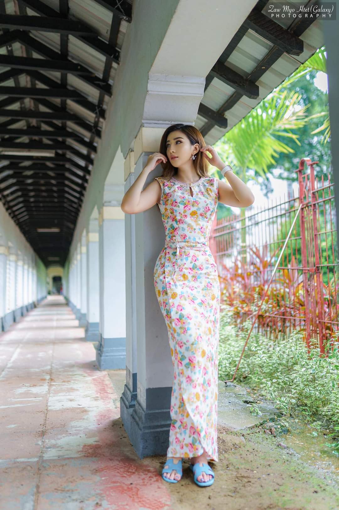 မြန်မာ၀တ်စုံလေးက သေးသေးသွယ်သွယ်ကိုယ်လုံးအလှလေးကိုထင်ဟပ်နေပြီး အရွယ်တင ...