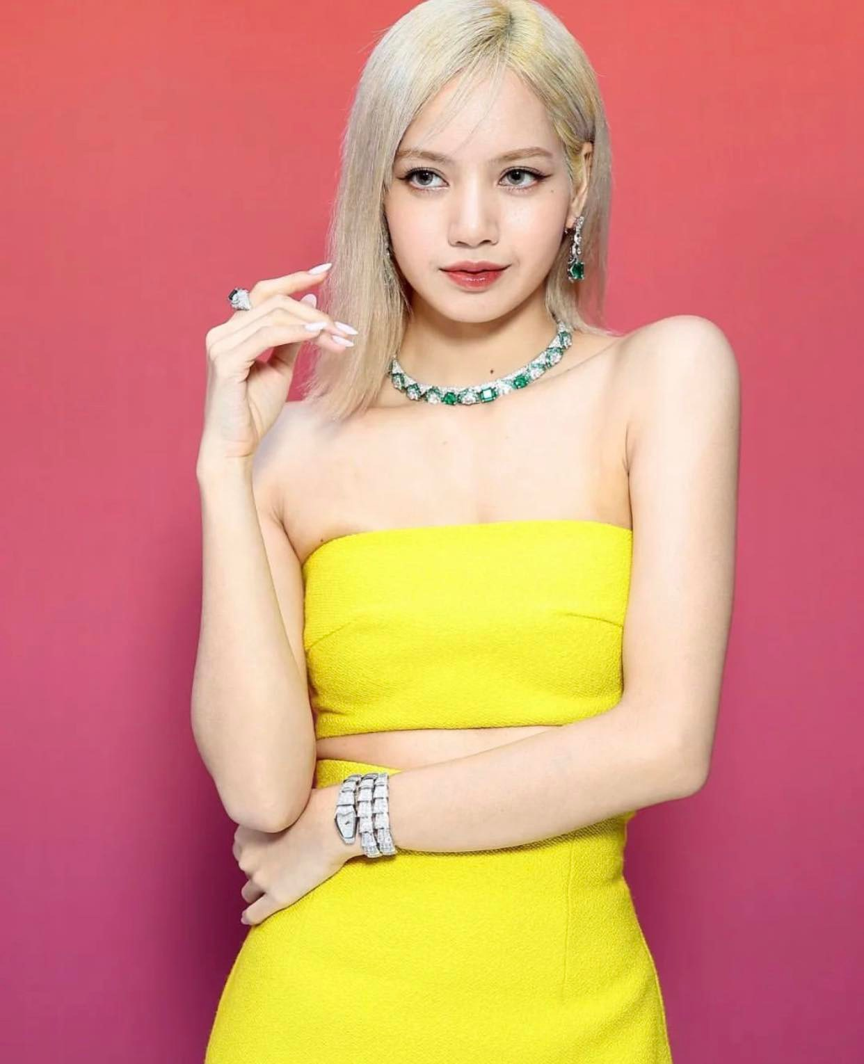 មិនស្លៀកឆេីតឆាយ មិនពាក់ពេជ្រជ្រែកខ្លួន តែតម្លៃមួយតួខ្លួន Lisa នេះ អាចទិញឡានបានមួយយ៉ាងធូរ - Khmerload