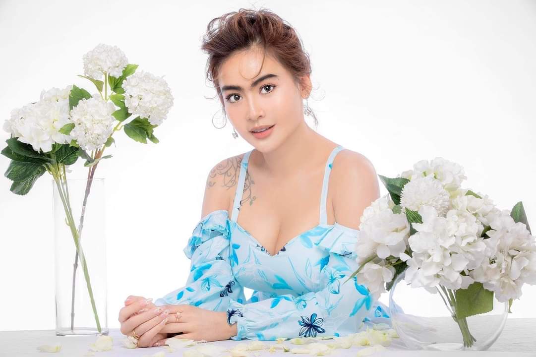 အလုပ်တွေကိုကြိုးကြိုးစားစားနဲ့ ဆက်တိုက်လုပ်နေလို့ ပင်ပန်းနေပြီး ခန္ဓာကိုယ်ပေါ်မှာ အမဲကွက်ကြီးတ ...