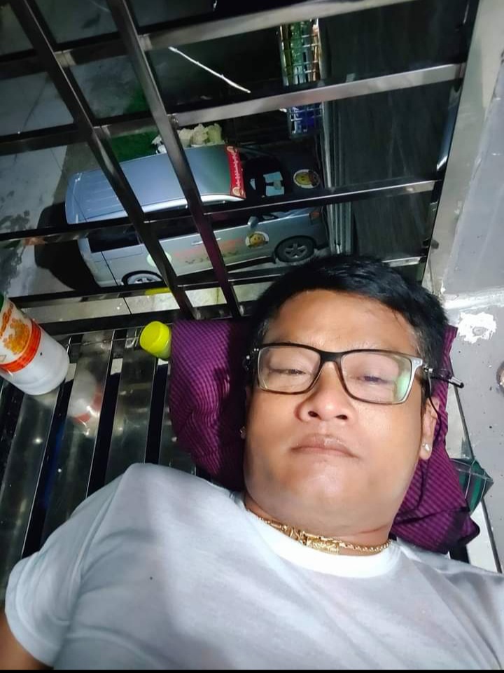 ယောက်ျားထားသွားတာခံရပြီး ရောဂါသည်ကလေးနှစ်ယောက်ကိုပြုစုနေတဲ့မိခင်ကိုသွားတွေ့ရင်း စိတ်မကောင်းဖြစ