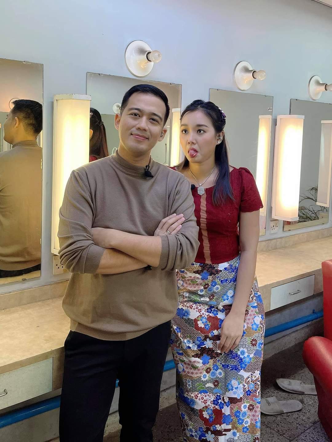 ဓာတ်ပုံရိုက်ဖို့ အပီအပြင် ပိုစ့်ပေးနေတဲ့ ကျော်ကျော်ရဲ့ အနောက်မှာ လျှာထုတ်ပြောင်ပြရင်း စနောက ...