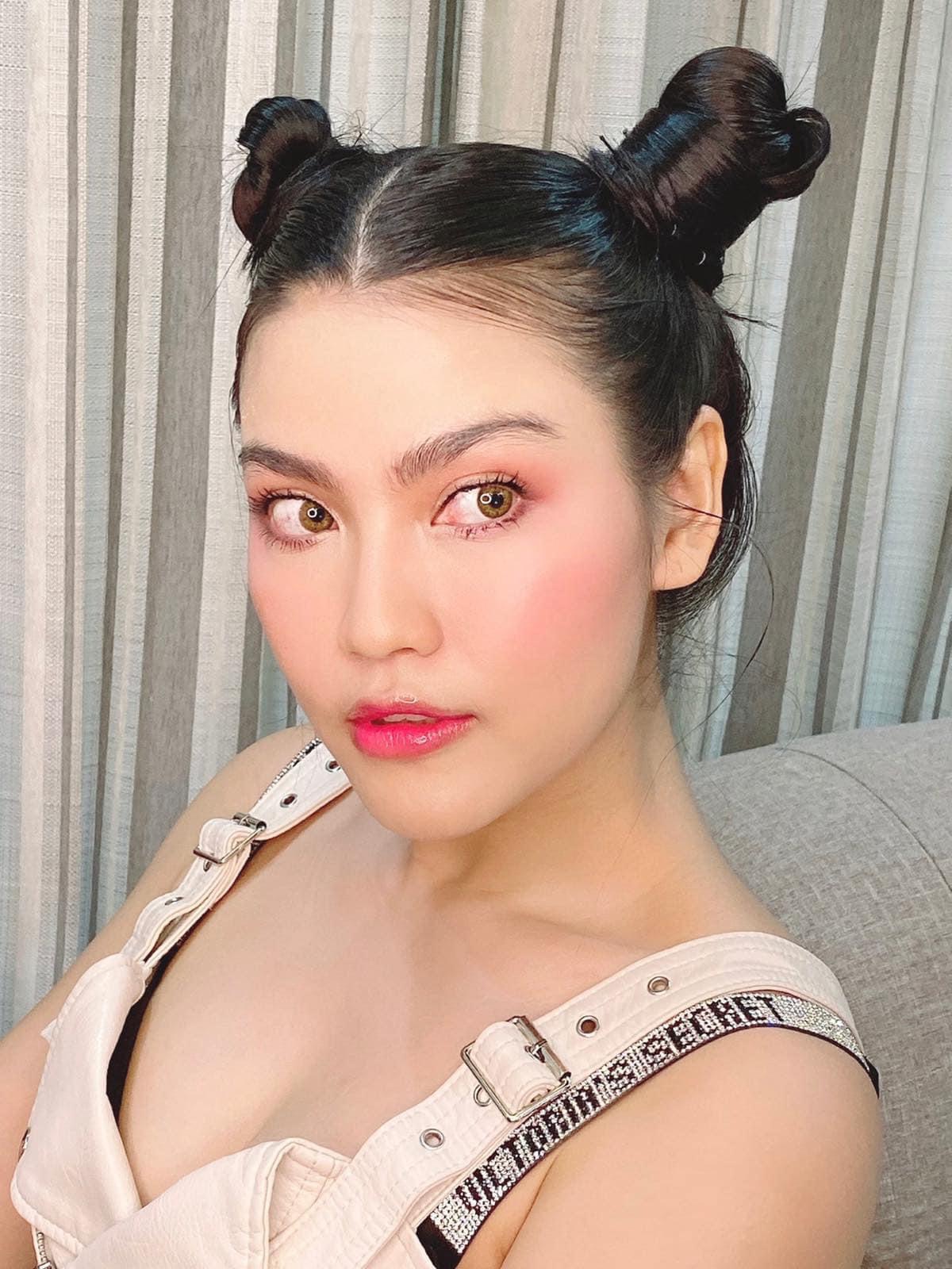 ညီမလေးမသိအောင်အခန်းထဲတိတ်တိတ်လေးဝင်ပြီး တန်ဖိုးကြီးရတနာပစ္စည်းကိုသေချာဖွက်ကာမွေးနေ့လက်ဆောင