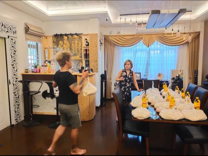 သီတင်းကျွတ်မှာ သူမတို့နေထိုင်တဲ့အိမ်နဲ့ခြံလေးကို မီးတွေထိန်ထိန်လင