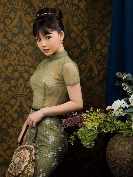 မြန်မာဝတ်စုံလေးကို လူငယ်ဆန်ဆန်လေးလေးဝတ်ဆင်ပြီး အရုပ်မလေးသဖွယ် ချစ ...