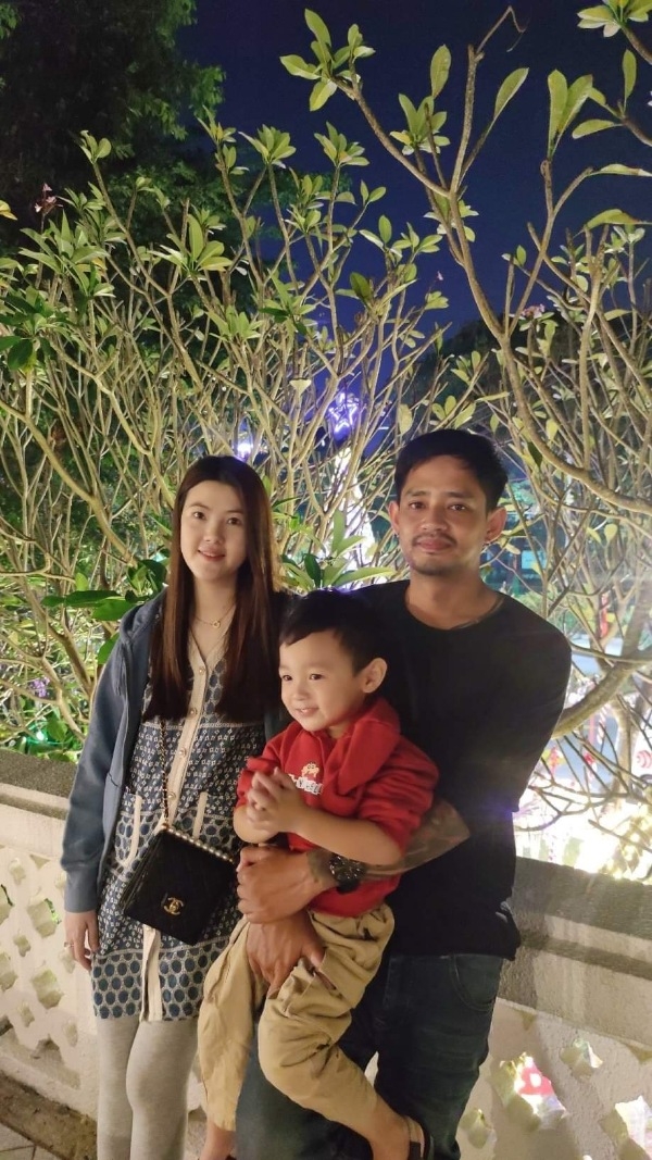 ညနေခင်းလေးမှာ ဇနီးချောလေးနဲ့သားလေးကို စိတ်အပန်းဖြေဖို့အတွက် လိုက