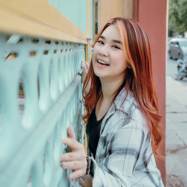 ကိုယ့်ကိုယ်ကို ပန်းတွေဝေနေတဲ့ ကတုံး လို့ဆိုကာ ရှက်ပြုံးလေးတွေနဲ့ ချစ်စရာအလွန် ကောင်းနေတဲ့ ...