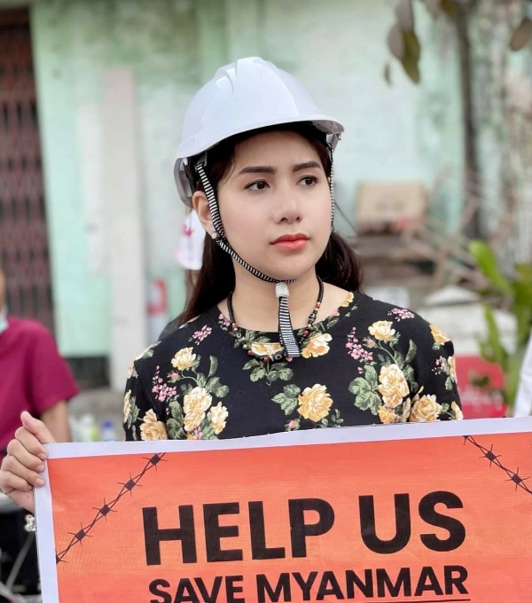 လိုအပ်နေတဲ့သူတွေအတွက် စားသောက်စရာလေးတွေကို မိုးတွေရွာနေတဲ့ကြားကနေ ဝေမ