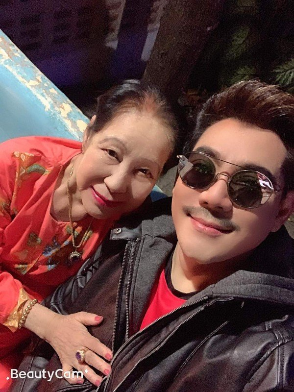 မွေးနေ့တုန်းက ကန်တော့ထားတဲ့ ရွှေပုတီးကြီးကို အရမ်းကြိုက်လို့ရေချိုးချိန်ကလွဲပြီး အမြဲဆွဲထားတဲ့ ...