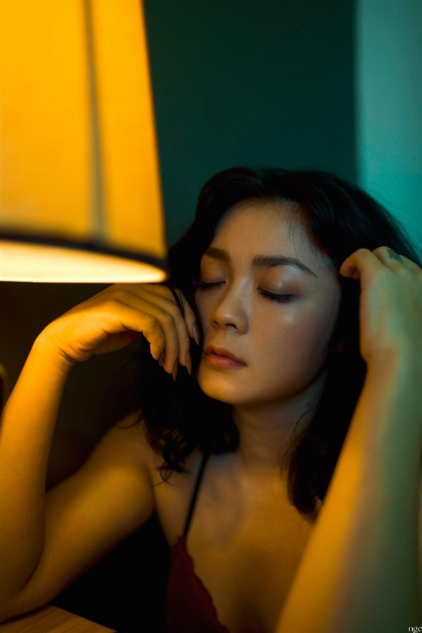 ဆူးရှတဲ့ အကြည့်တွေနဲ့ အထာကျကျပို့စ်ပေးကာ စွဲဆောင်မှုရှိစွာ လှလွန်းနေတဲ့ ဖွေးဖွေး - Myanmarload ...