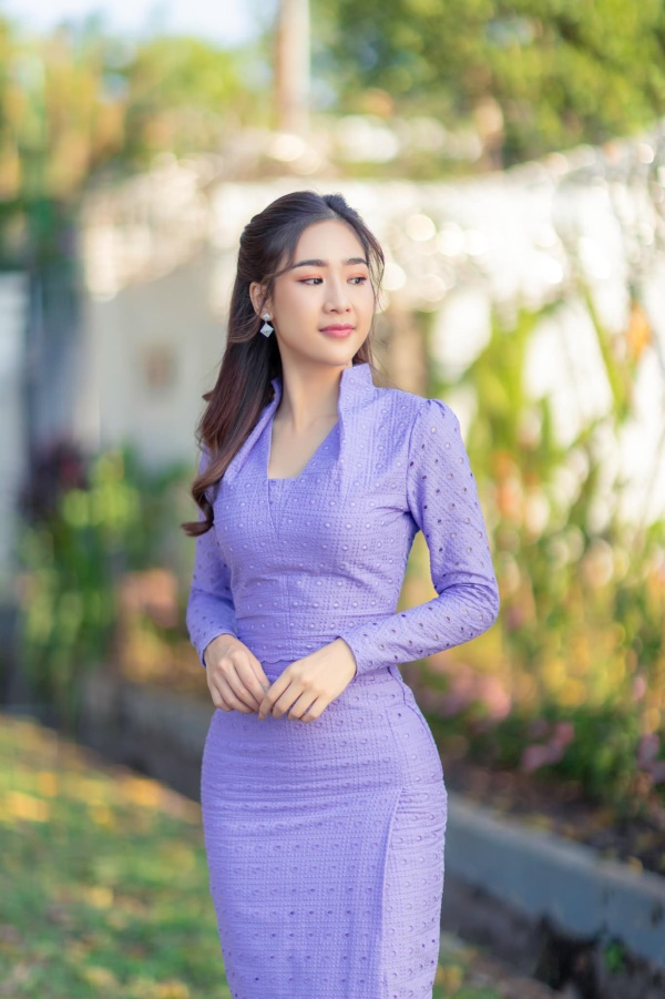 ဖြူစင်ရိုးသားလွန်းတဲ့ အပြုံးတွေ နဲ့ မြန်မာဝတ်စုံလေးတွေကို ပုံစံ အမျိုးမျိုးချုပ်ကာ မြင်သူတိုင ...