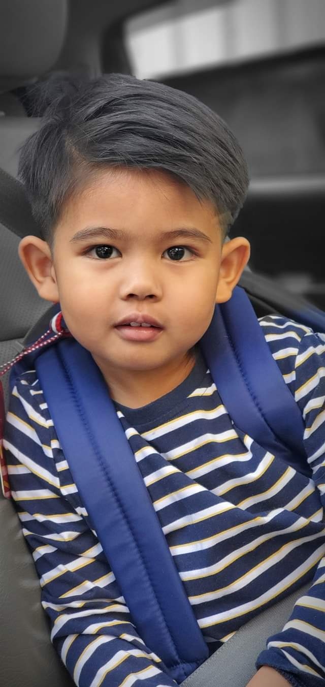 အေသင်ချိုဆွေရဲ့ သီချင်းလေးကို အသည်းယားစရာကောင်းလောက် အောင် နှုတ်ခမ်းလေးထော်ကာ ဆော့ကစားထားတဲ့