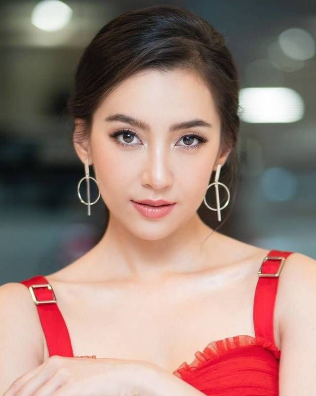 គេនាំគ្នាស្លៀកក្រហម Bella បែរស្លៀកពណ៌បៃតងថ្ងៃចូលឆ្នាំចិន ធ្វើមិនដឹង - Khmerload | Cambodia ...