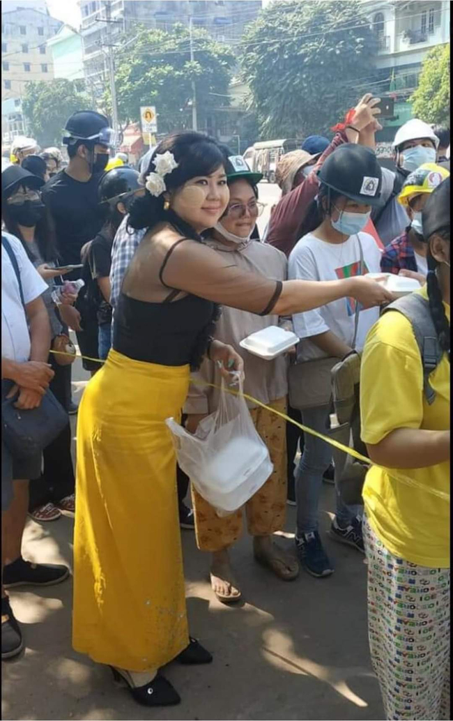 အခက်အခဲတွေကြားကအပင်ပန်းခံပြီး လှုပ်ရှားမှုတွေလုပ်နေတဲ့သူရဲကောင်းတွေပြည်သူအတွက် တစ်ဖက်တစ်လမ်းကပ ...