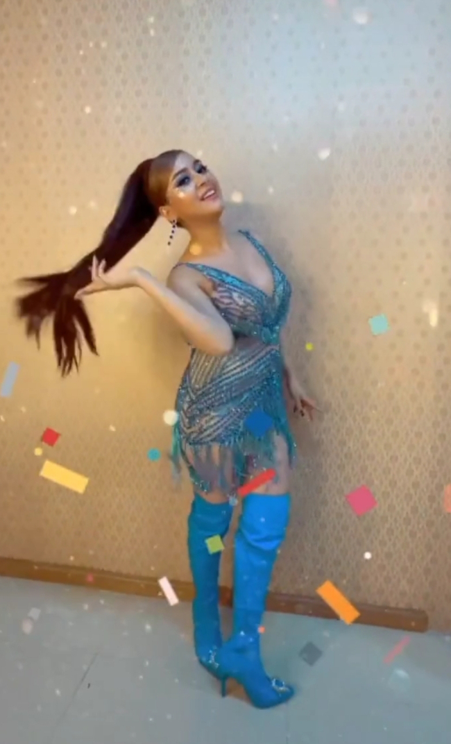 ပင်ကိုယ်အလှတွေကို အထင်းသားပေါ်လွင်စေတဲ့ ကိုယ်ကျပ်ဝတ်စုံလေးနဲ့ လှရက်လွန်းကာ ကိုယ်လုံးလေးကိုဘယ်ညာလ ...