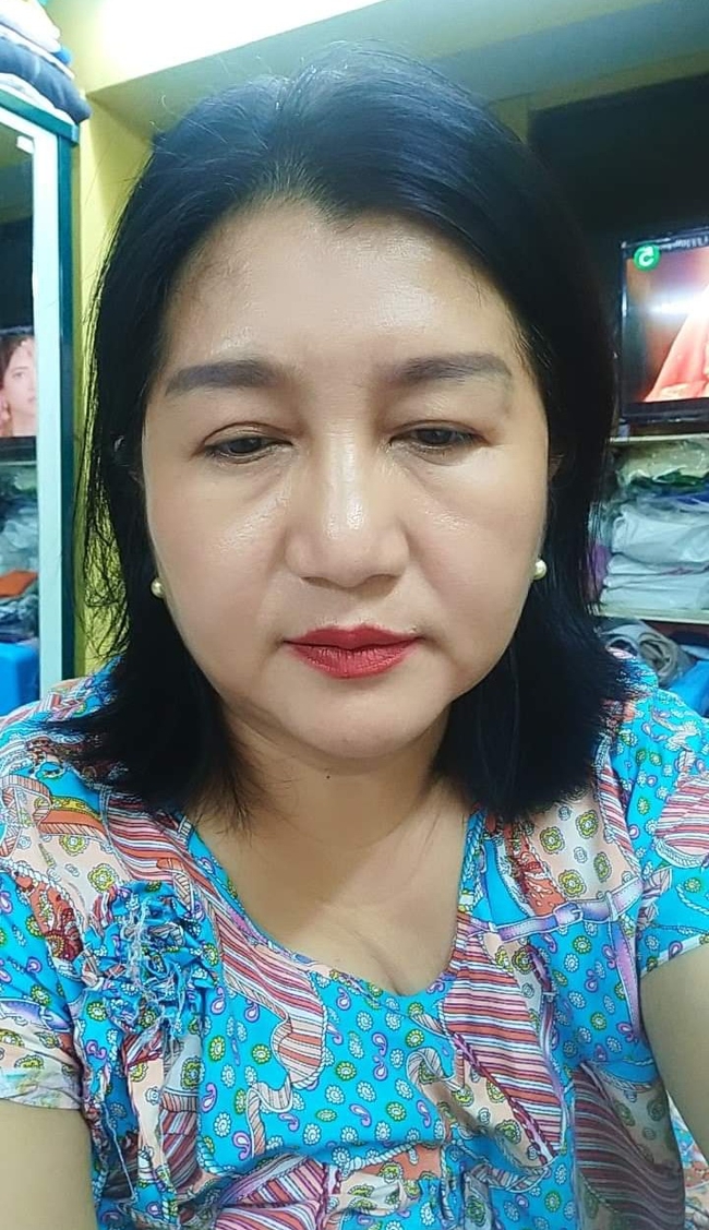 နဖူးမှာဒဏ်ရာဗရပွနဲ့ အဘွားကြီးတစ်ယောက်က မနက်စောစောမှာသူမဆီကို ထူးထူးဆန