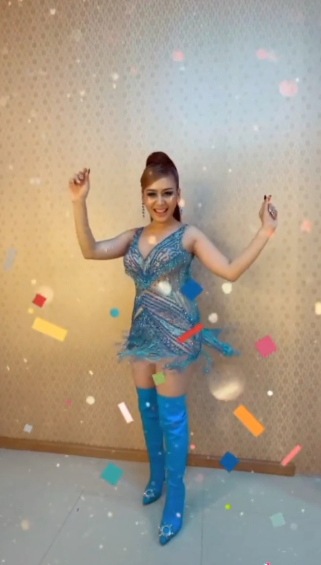 ပင်ကိုယ်အလှတွေကို အထင်းသားပေါ်လွင်စေတဲ့ ကိုယ်ကျပ်ဝတ်စုံလေးနဲ့ လှရက်လွန်းကာ ကိုယ်လုံးလေးကိုဘယ်ညာလ ...