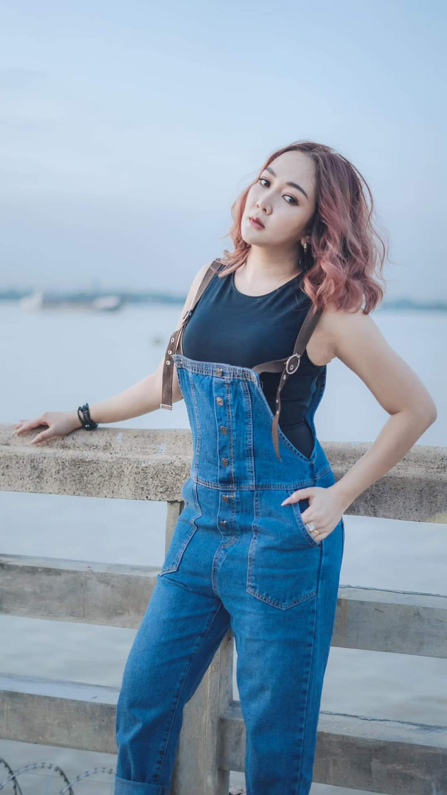 ဆွဲဆောင်မှုရှိတဲ့ ညှို့အားပြင်းအကြည့်တွေနဲ့ဆယ်ကျော်သက်လေးတစ်ယောက်လို နုပျိုလှပနေတဲ့ ဝိုင်းစုခိုင ...