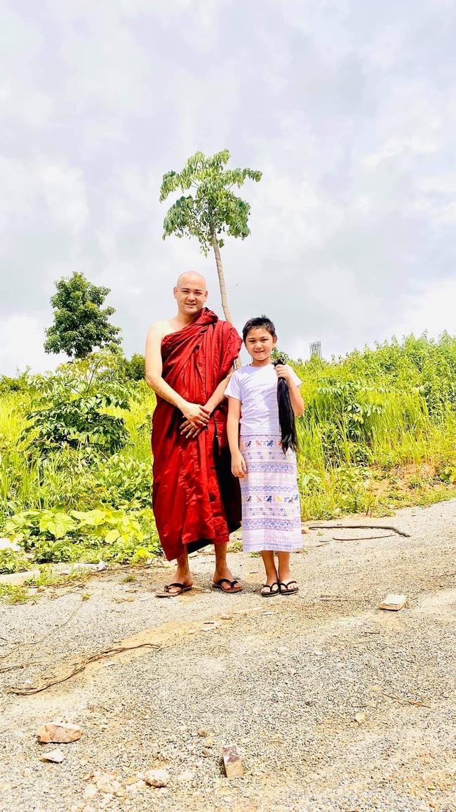 ၁၀ နှစ်ပြည့်မွေးနေ့လေးမှာ ဘွားဘွားဆီကနေ သိန်းချီတန်တဲ့လည်ဆွဲကြီးကိုလက