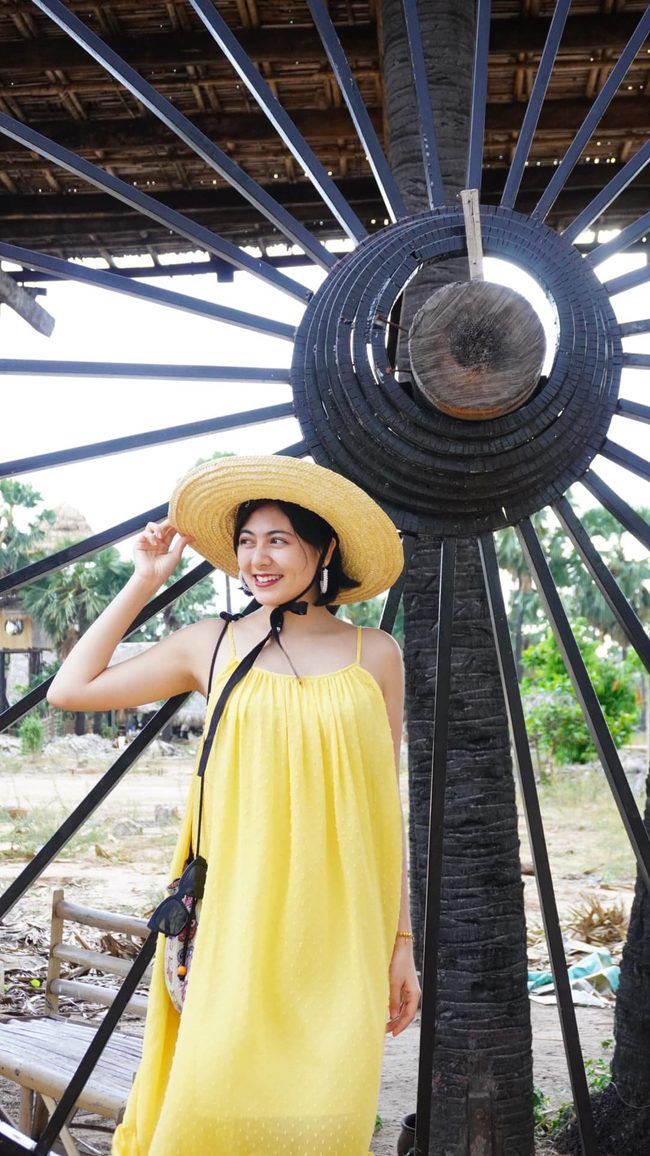 သဘာဝအလှတရားတွေကိုနောက်ခံထားပြီး ရွှေရဲ့ အလှတရားတွေပေါင်းစပ်ကာ ပန်းချီကားလေးတစ်ချပ်လိုလှပပြီးနှစ ...