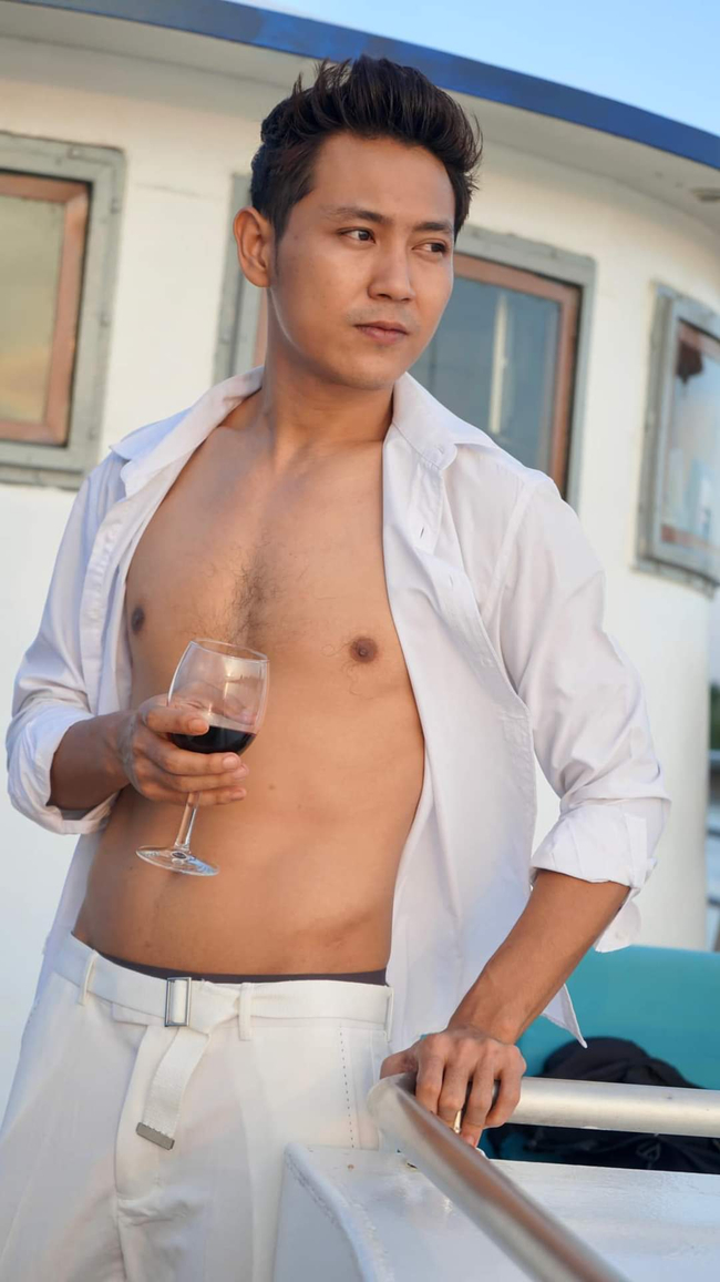 လအစပိုင်းလေးမှာပဲ ထီ(၅)သောင်းဆုကြီးကံထူးခဲ့တဲ့အတွက် ပျော်ရွှင်ကျေနပ်နေတဲ့ Mrtv-4ရဲ့မင်းသားခ ...