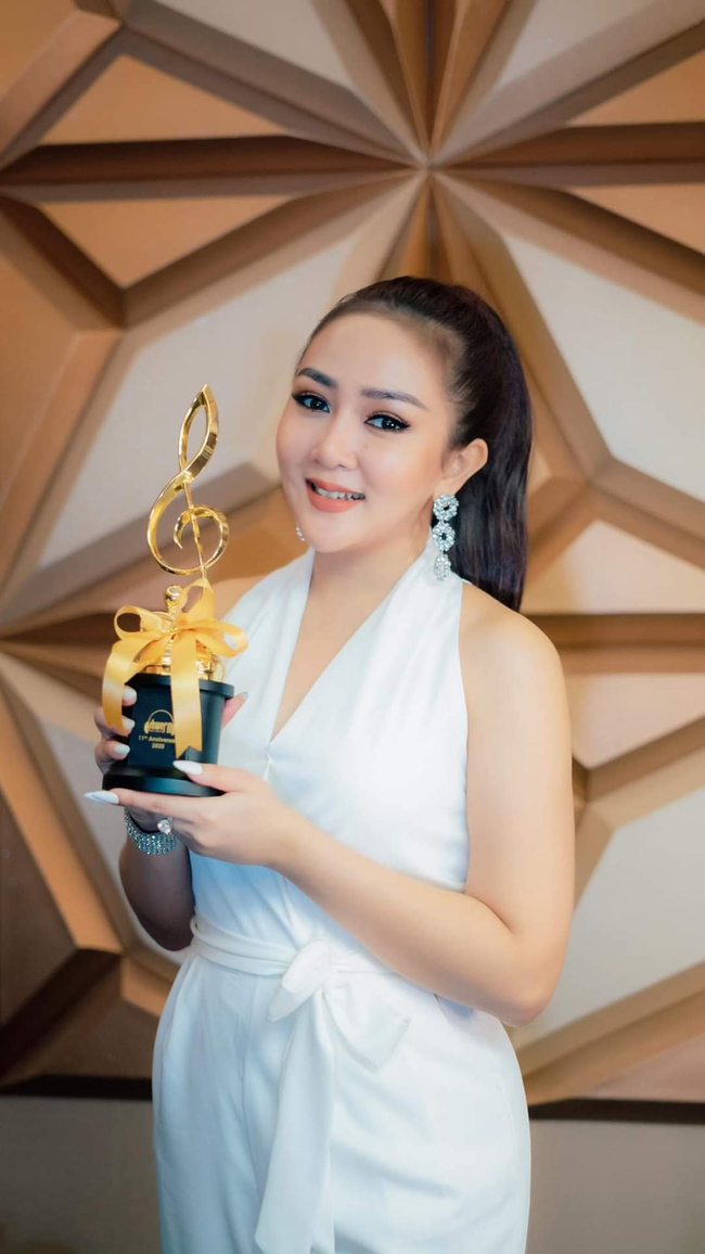 ဂီတလောကမှာအချိန်ကြာကြာအောင်မြင်မှုတွေနဲ့ရပ်တည်နေနိုင်ဆဲဖြစ်ကြောင်းကို သက်သေပြလိုက်ပြန်တဲ့ ဝိုင ...