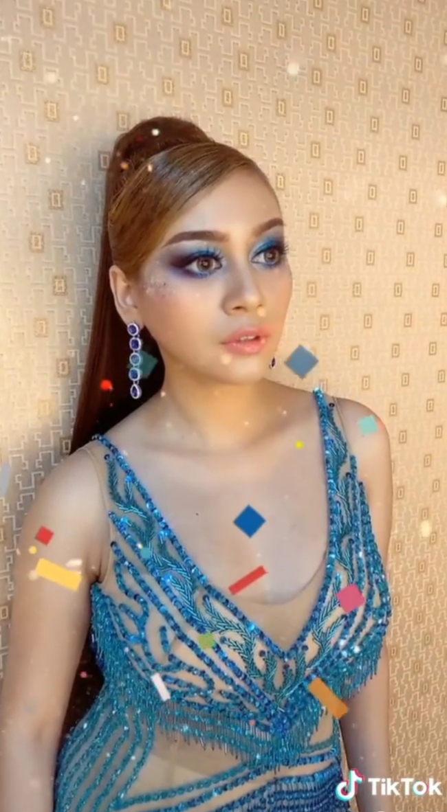 ပင်ကိုယ်အလှတွေကို အထင်းသားပေါ်လွင်စေတဲ့ ကိုယ်ကျပ်ဝတ်စုံလေးနဲ့ လှရက်လွန်းကာ ကိုယ်လုံးလေးကိုဘယ်ညာလ ...