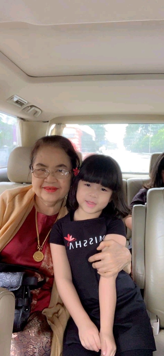 ဘွားဘွားအတွက် စံပယ်ပင်လေးကို ကိုယ်တိုင်စိုက်ပျိုးပေးပြီး