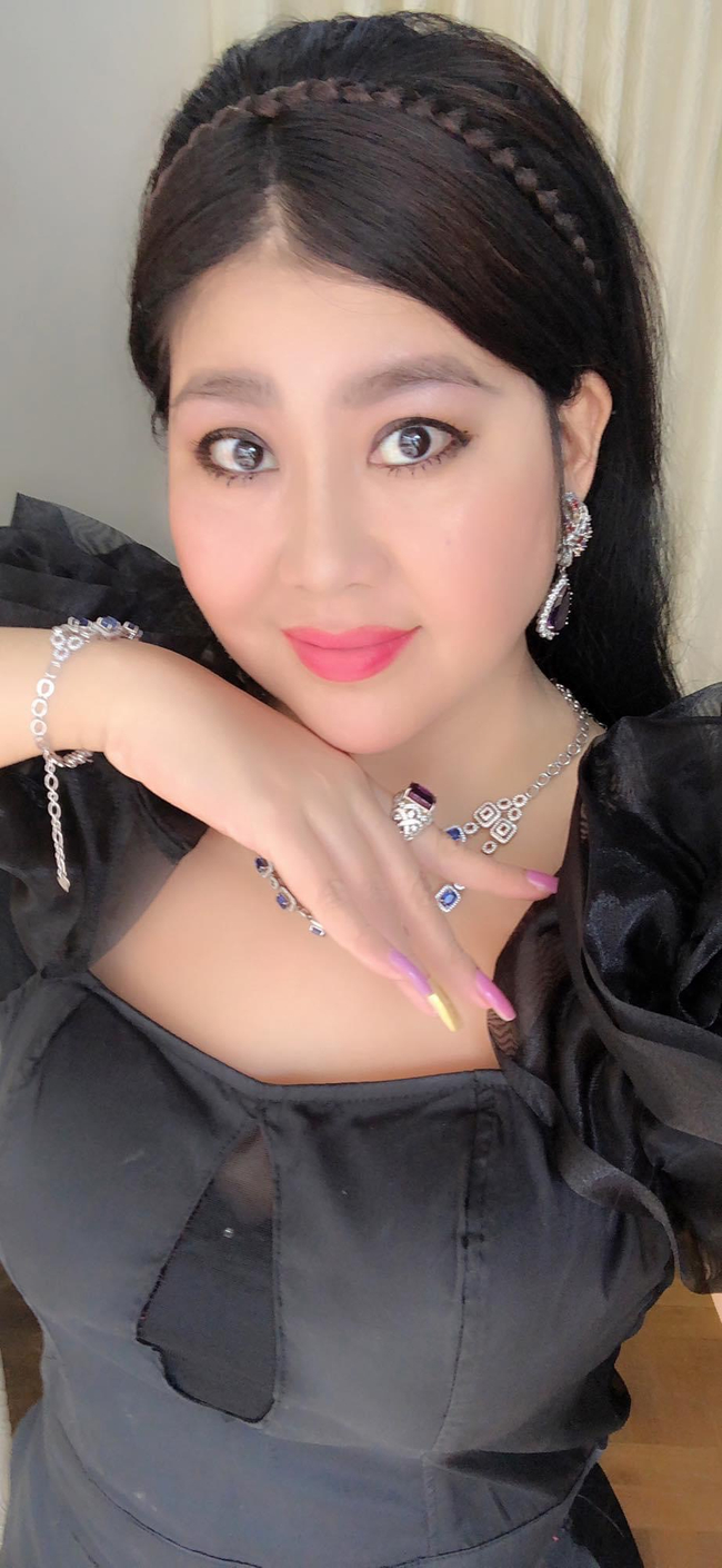 အခုချိန်ထိရွေးချယ်စရာမရှိသေးဘဲအပျိုကြီးဖြစ်နေသေးကြောင်း အားလုံးသိအောင်တစ်ခါတည်းကြေညာလိုက်တဲ့ ...