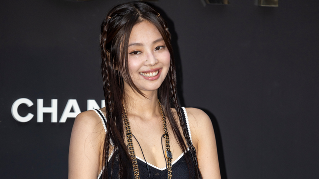 បុគ្គលិកម្នាក់ ចេញមកស្រាយបំភ្លឺមូលហេតុដែល Jennie ជក់បារីអេឡិ»-កត្រូ»-និកនៅក្នុងបន្ទប់ ...