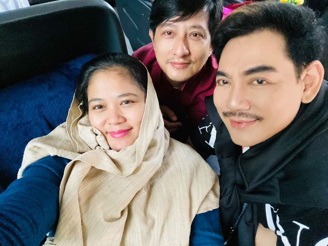 မွေးနေ့ဆုတောင်းပေးရင်း ပျော်ပျော်ရွှင်ရွှင်နေတတ်သူပီပီ ချစ်ညီမလေးစိုးမြတ်နန္ဒာနဲ့ရန်အောင်တို့ကို