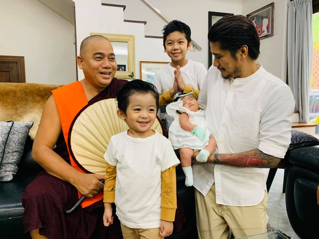 ပုတီးစိပ်နေတဲ့ ဖေဖေ့ပေါ်မှာ တစ်စက်ကလေးမှမငိုဘဲ ငြိမ်ငြိမ်လေးနေကာ အသည