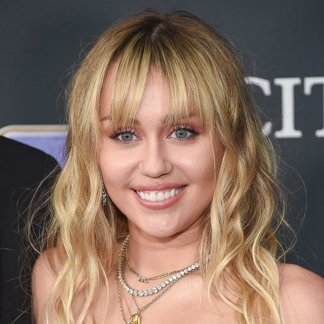 Miley Cyrus បង្ហាញភាពស្រស់ស្អាត ចូលរួមកម្មវិធីមួយនេះ ជាមួយ គូស្នេហ៍ ...