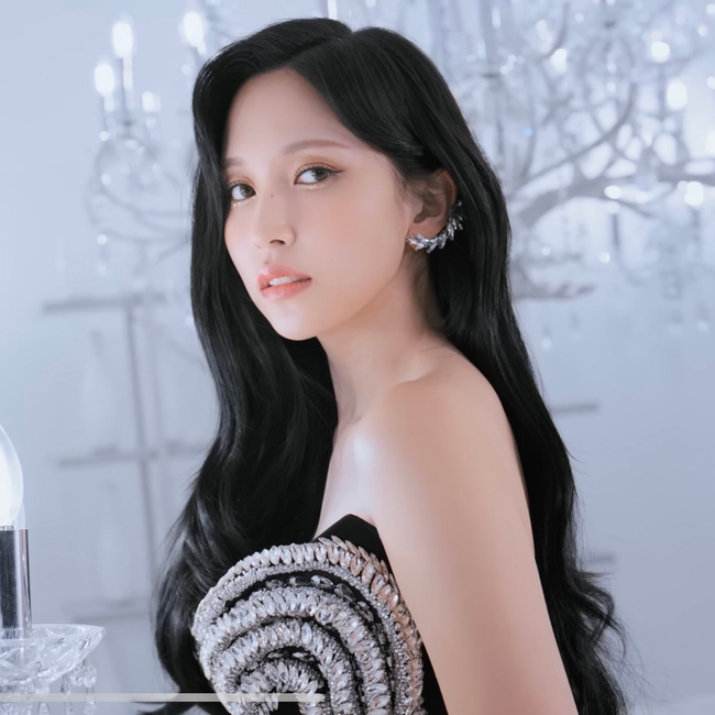 អាយដលអ្នកណាខ្លះ? Lisa បានទៅដើរទិញអីវ៉ាន់ ជាមួយ Mina ក្រុម TWICE ...