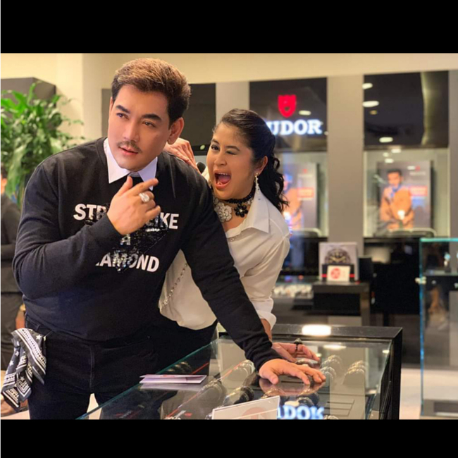 မွေးနေ့ဆုတောင်းပေးရင်း ပျော်ပျော်ရွှင်ရွှင်နေတတ်သူပီပီ ချစ်ညီမလေးစိုးမြတ်နန္ဒာနဲ့ရန်အောင်တို့ကို