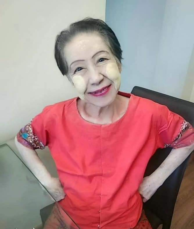 သနပ်ခါးကြိုက်တဲ့ မိခင်က ယခုလိုနေ့မျိုးမှာလည်း မျက်နှာထက်မှာ ဖွေးနေအောင် လိမ်းထားတာကို ကြည့်ပြီး ...