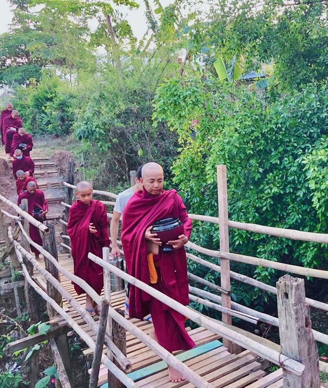 အေးချမ်းတဲ့ သာသနာ့ဘောင်ဝင်ရောက်ကာ ရဟန်းခံကုသိုလ်ယူနေတဲ့ လူရွှင်တော်က ...