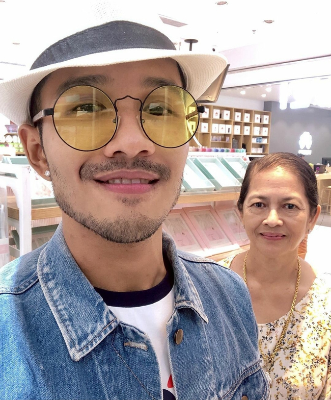 ချစ်မေမေနဲ့အတူနေဖို့အတွက် ဆောက်လက်စတစ်ထပ်တိုက်အိမ်လေးကို နေ့တိုင်းသွားပ ...