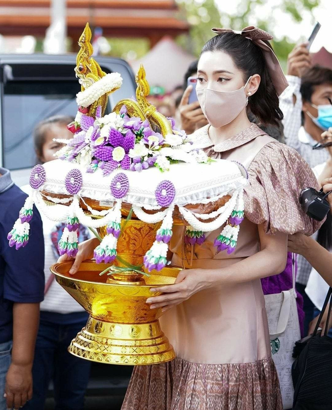 သူမရဲ့ ကထိန်ပွဲလေးကို လာရောက်ဖို့ ဖိတ်ခေါ်လိုက်တဲ့ ထိုင်းမင်းသမီး Bella ...