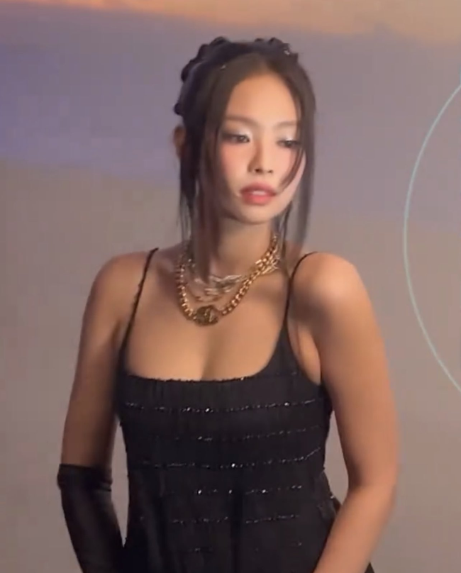 Jennie ស្លៀករ៉ូបខ្មៅរឹបទ្រូ»-ង នៅ Paris Fashion Week - Khmerload ...