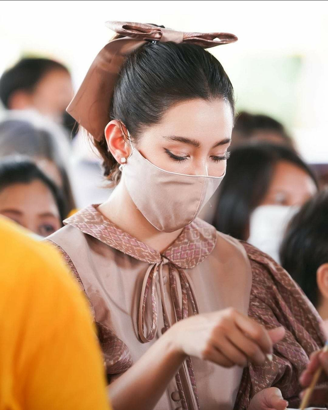 သူမရဲ့ ကထိန်ပွဲလေးကို လာရောက်ဖို့ ဖိတ်ခေါ်လိုက်တဲ့ ထိုင်းမင်းသမီး Bella ...