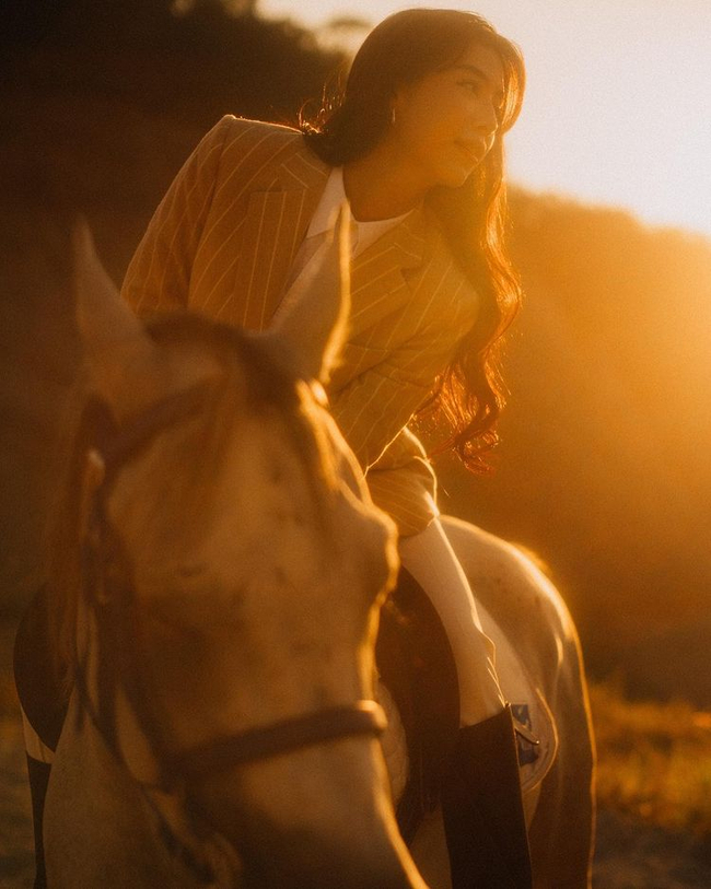 ធ្លាប់តែឃើញបុរសជិះសេះស! ពេលនេះ Mint Chalida ក្លាយជានារីជិះសេះសវិញម្តងហើយ - Khmerload | Cambodia ...