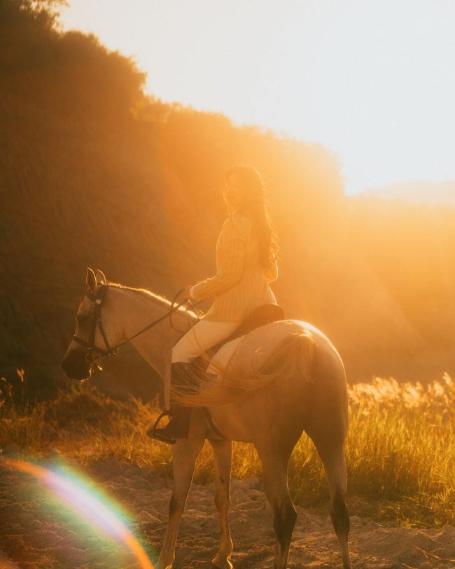 ធ្លាប់តែឃើញបុរសជិះសេះស! ពេលនេះ Mint Chalida ក្លាយជានារីជិះសេះសវិញម្តងហើយ - Khmerload | Cambodia ...