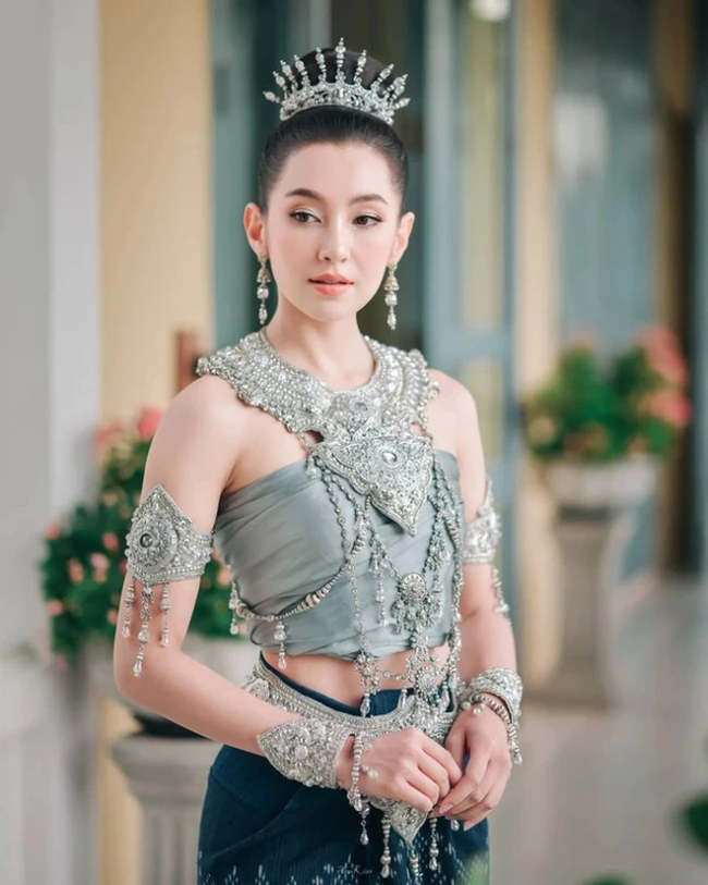 ပခုံးပေါ်မှီနေတဲ့ ပုံလေးတင်ထားတာကြောင့် ချစ်သူရသွားပြီလို့ ထင်ခံနေရတဲ့ ...