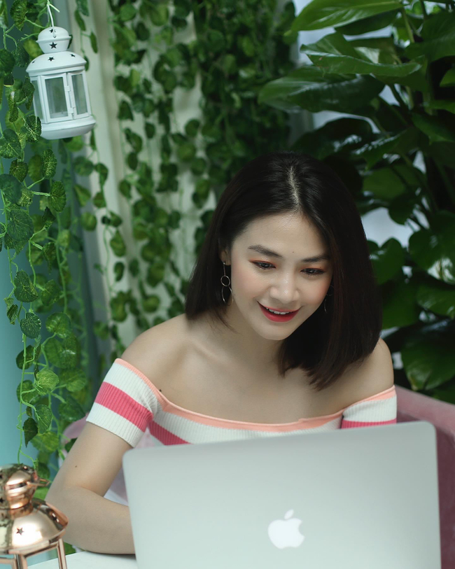 ထိရက်စရာမရှိအောင် ဝင်းမွတ်လှပနေပြီး အရုပ်မလေးအလား ထင်မှတ်ရလောက်အောင် ချစ်စရာကောင်းလွန်းနေတဲ့ နွယ ...