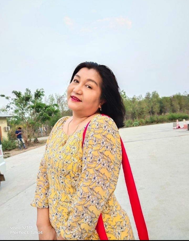 နဖူးမှာဒဏ်ရာဗရပွနဲ့ အဘွားကြီးတစ်ယောက်က မနက်စောစောမှာသူမဆီကို ထူးထူးဆန