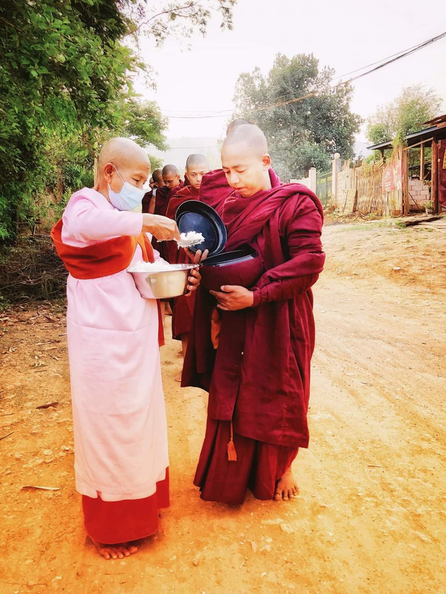 အေးချမ်းတဲ့ သာသနာ့ဘောင်ဝင်ရောက်ကာ ရဟန်းခံကုသိုလ်ယူနေတဲ့ လူရွှင်တော်က ...