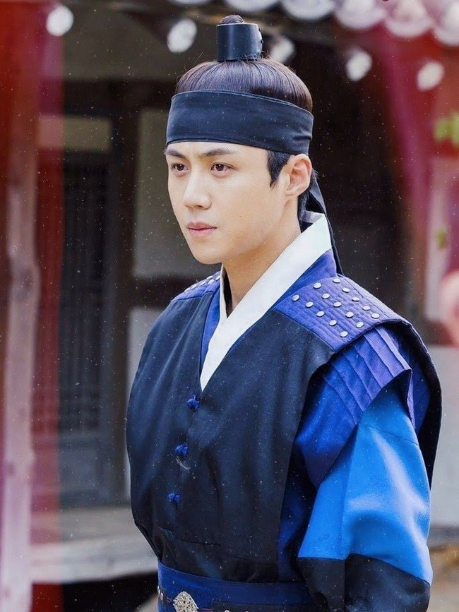 လူပုံအလယ်မှာ Kim Seon Ho ကို လက်ဆွဲခဲ့တဲ့ပုံရိပ်ကြောင့် နာမည်ကြီးနေတဲ့ ...